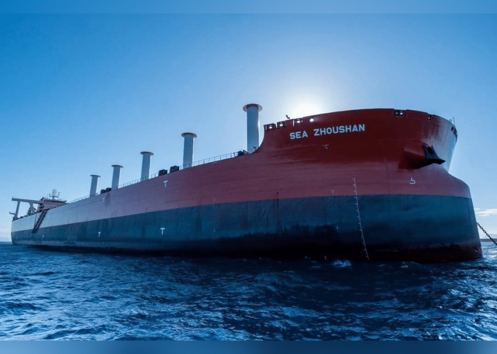 Navio da Vale com velas rotativas chega ao Brasil e fará primeira ...